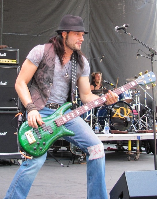 Fallece en accidente de tráfico el bajista David Z – the Guitar ...